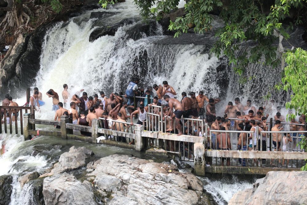 Tourists at Hogenakkal falls | MorungExpress | morungexpress.com
